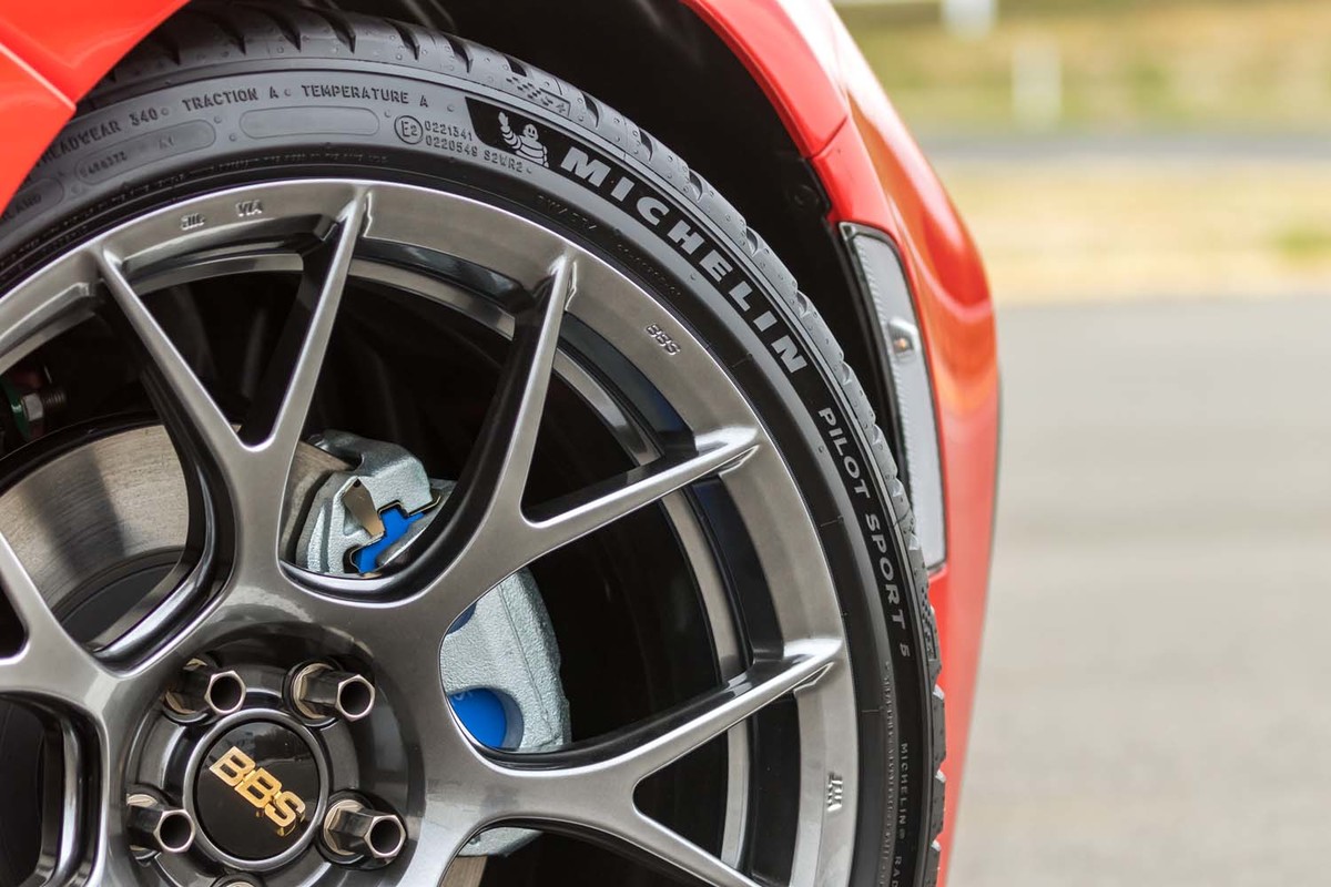 Tire Service | One's garage